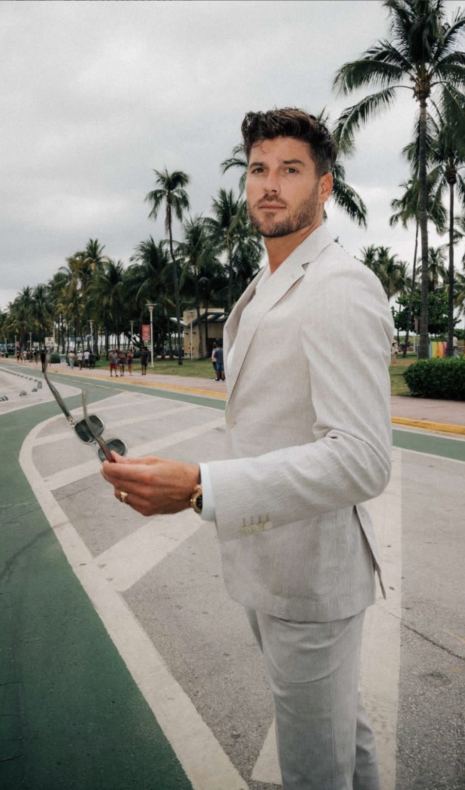 How to Dress Well Men: 47 Simple Fashion Tips For Guys | Sterling ...